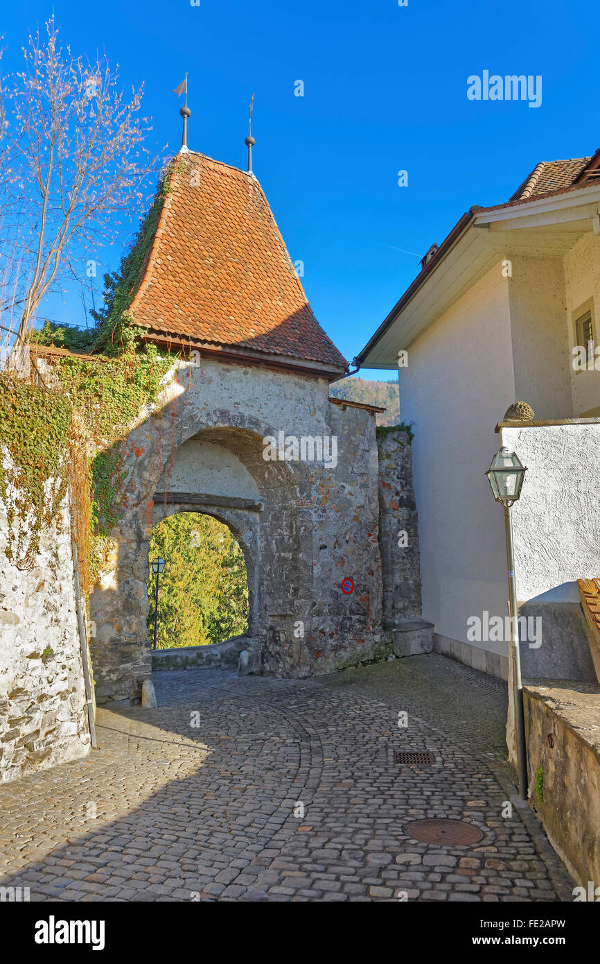 Altes Tor in der Altstadt von Thun. Thun ist eine Stadt im Schweizer ...