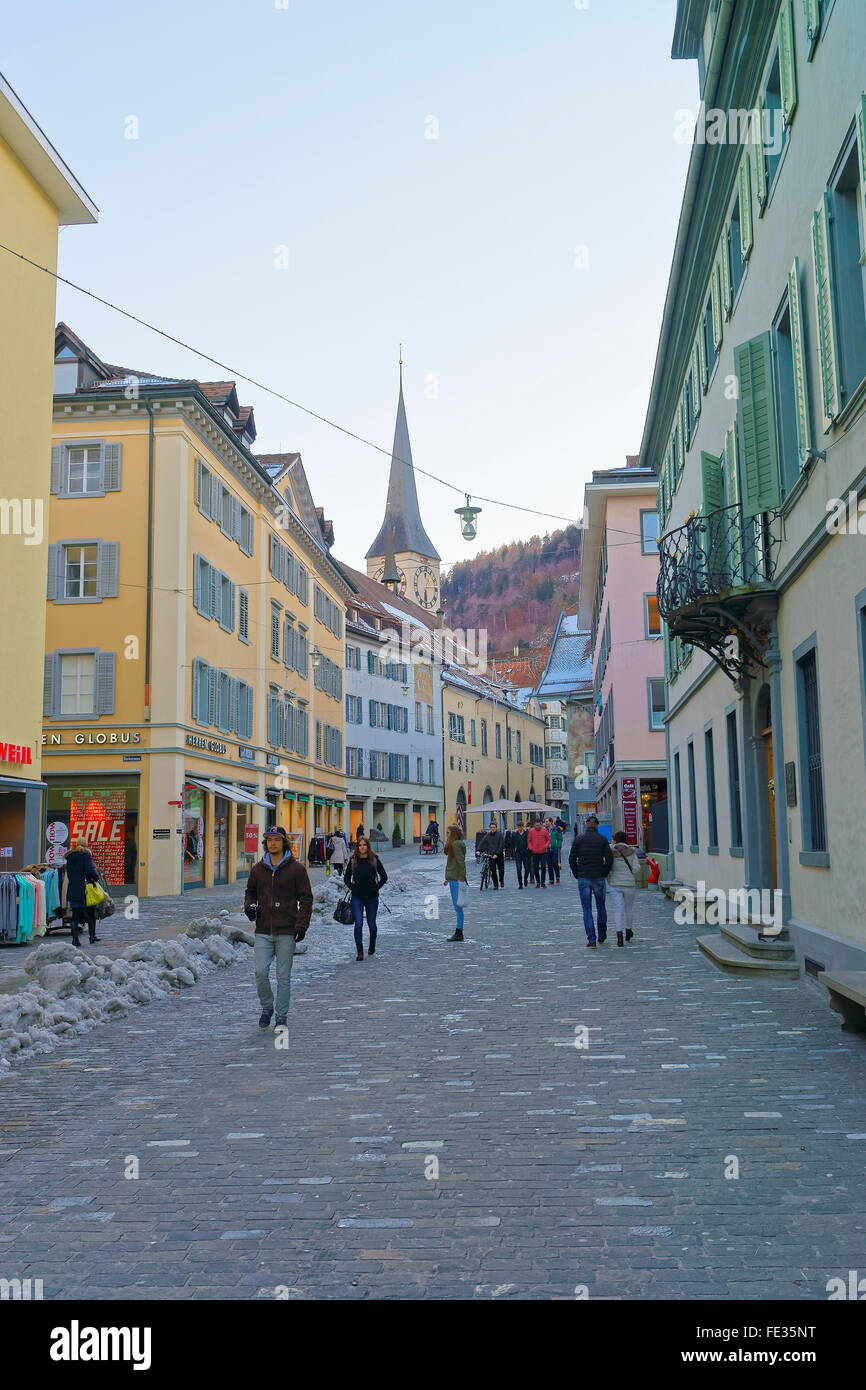 CHUR, Schweiz - 1. Januar 2014: Stadtansicht mit Glockenturm der Kirche ...