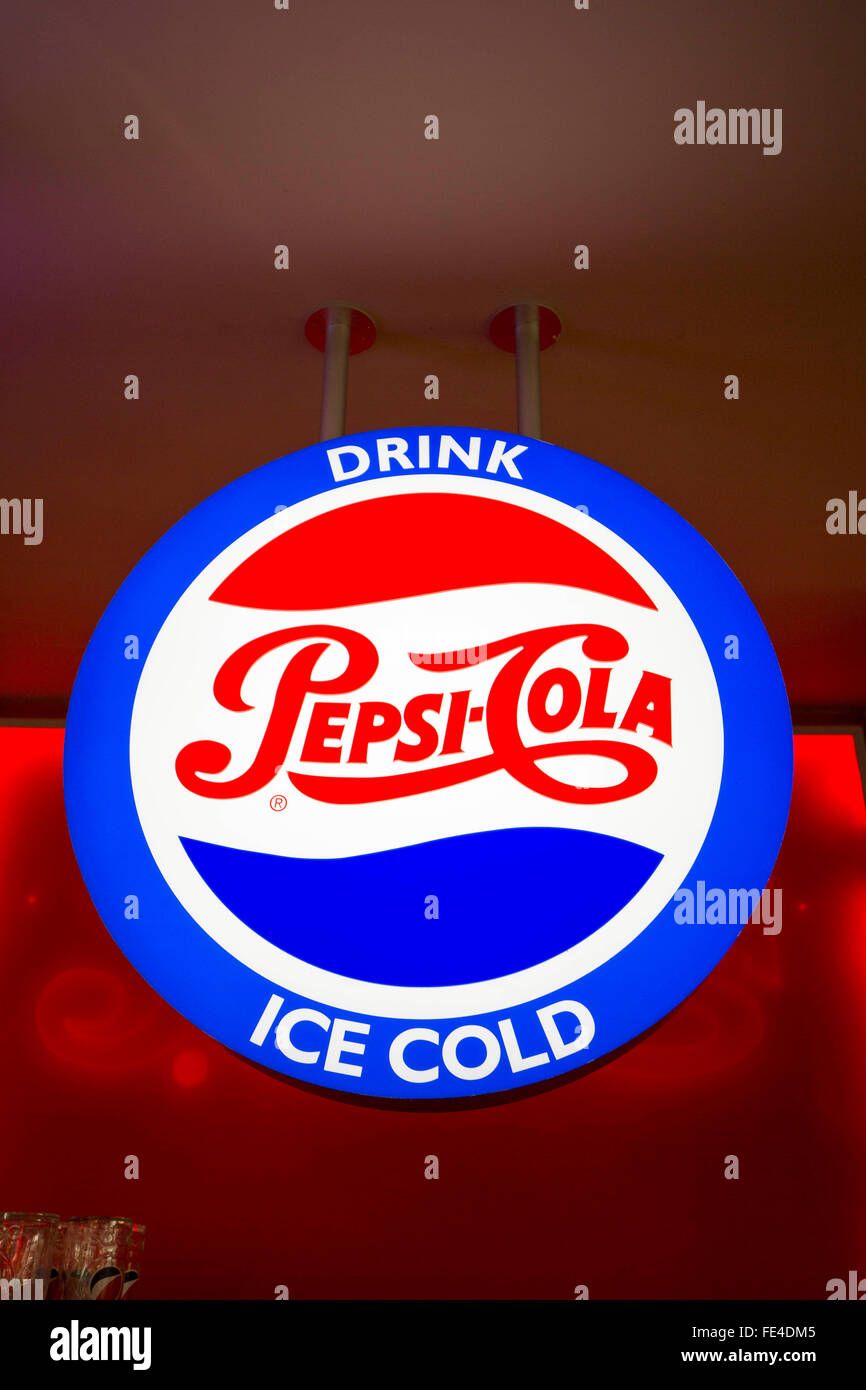 Neon pepsi zeichen -Fotos und -Bildmaterial in hoher Auflösung – Alamy