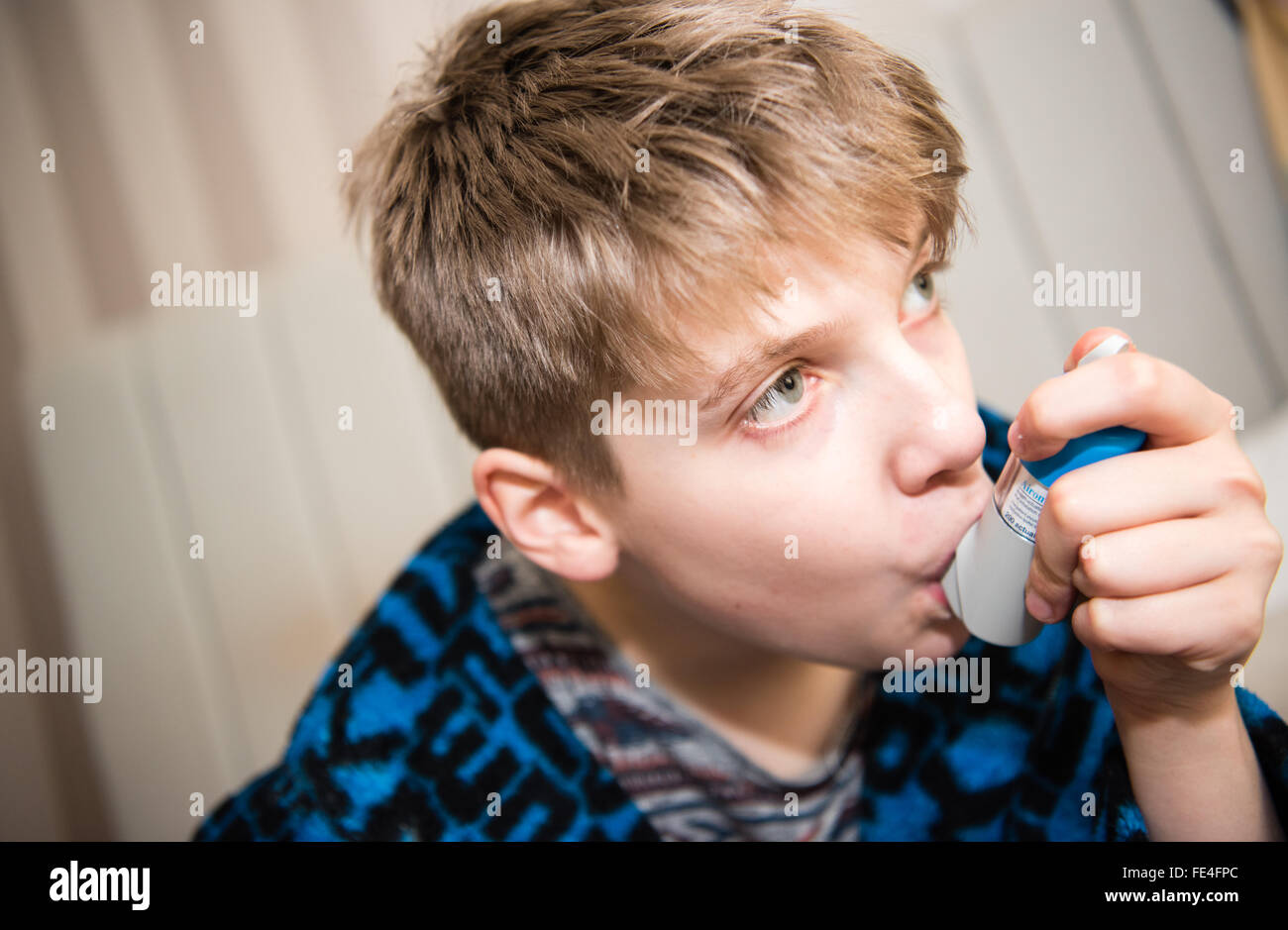 Schlecht weiße Teenager leiden eine gefährlicher Asthmaanfall atmeten ...