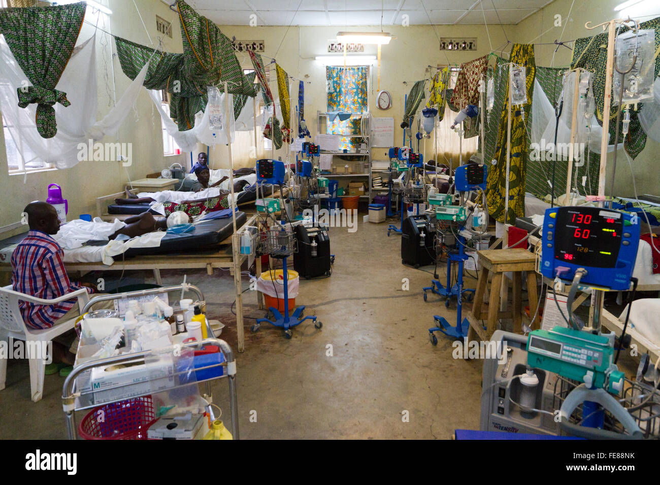 Intensivstation im Krankenhaus MSF Rutshuru, Provinz Nord-Kivu ...
