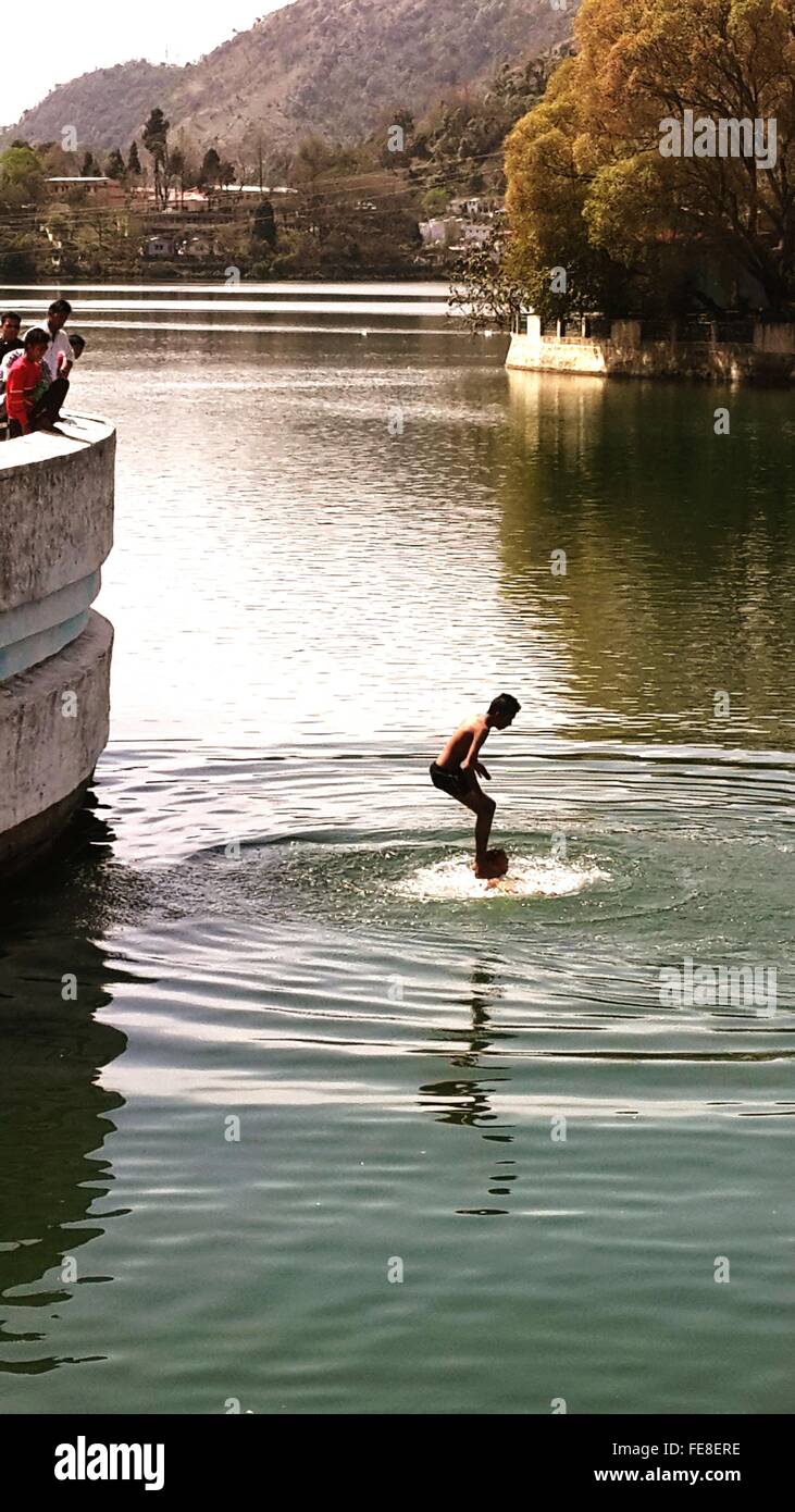 Mann, der in den fluss taucht -Fotos und -Bildmaterial in hoher ...