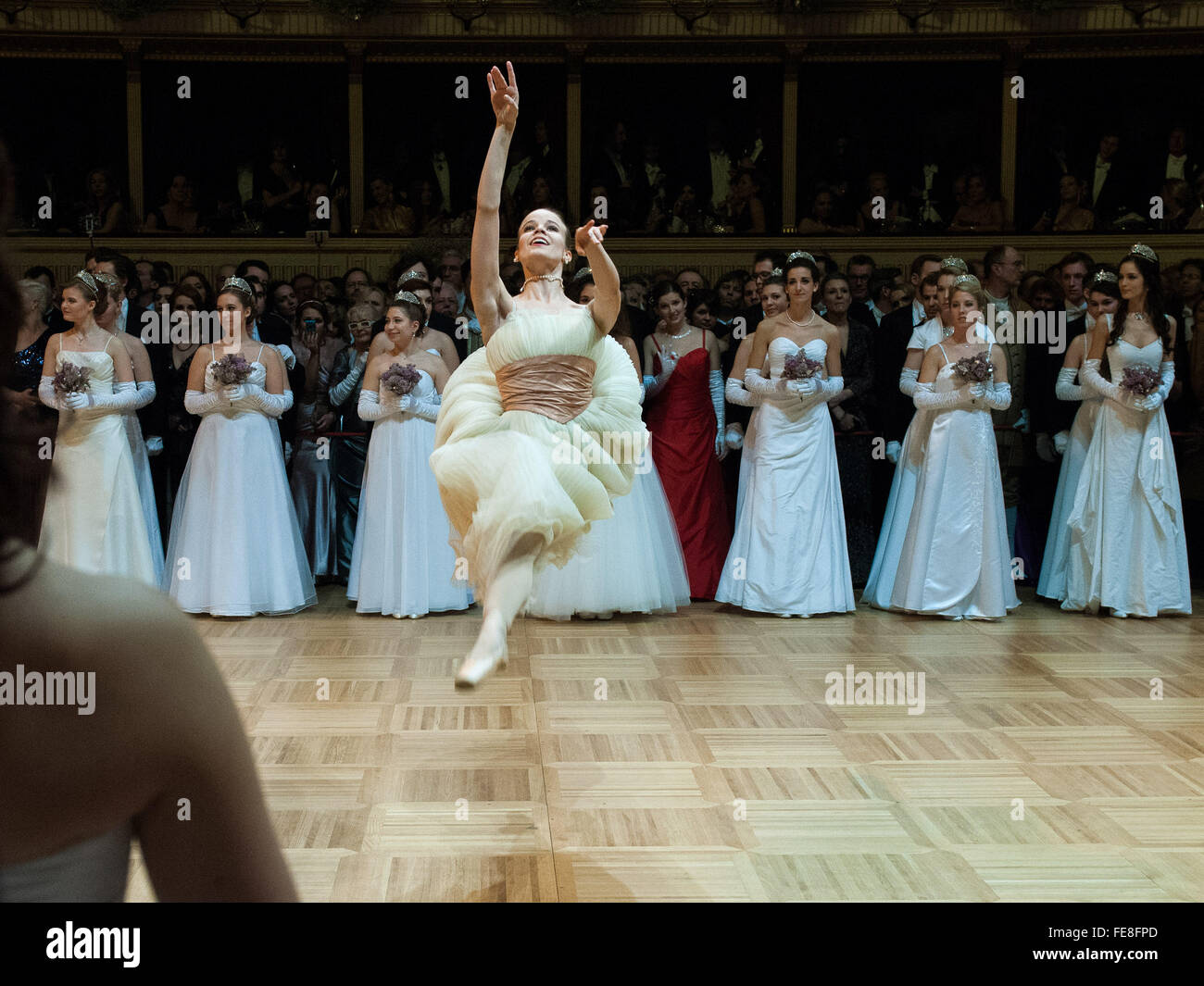 Wiener opernball ballett -Fotos und -Bildmaterial in hoher Auflösung ...