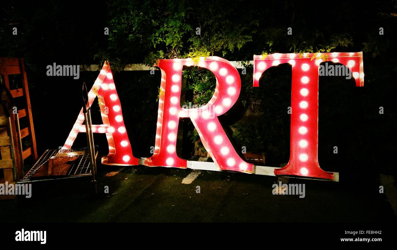 Neon word -Fotos und -Bildmaterial in hoher Auflösung – Alamy