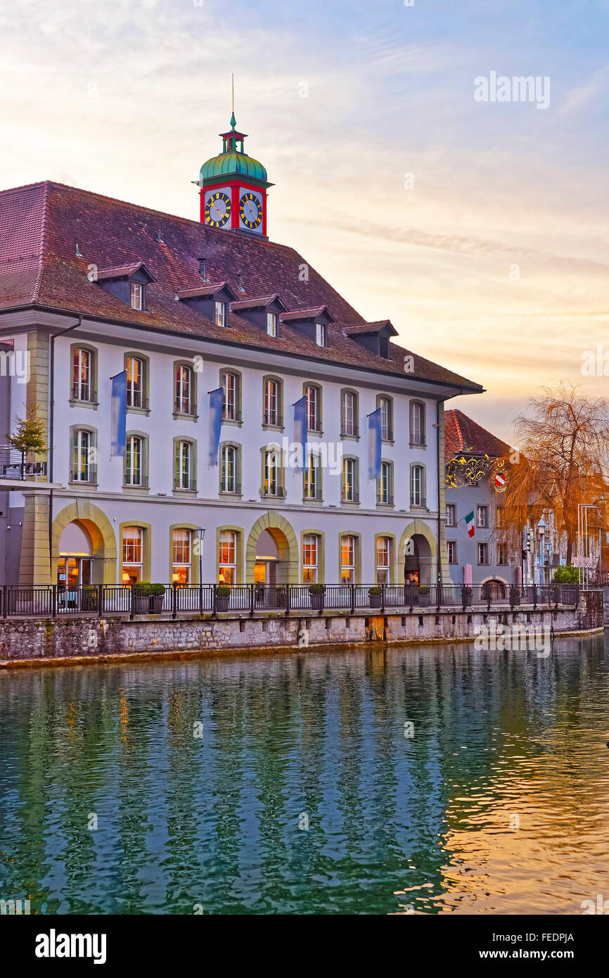 Gebäude mit einem Glockenturm in Böschung Thun Altstadt. Thun ist eine ...