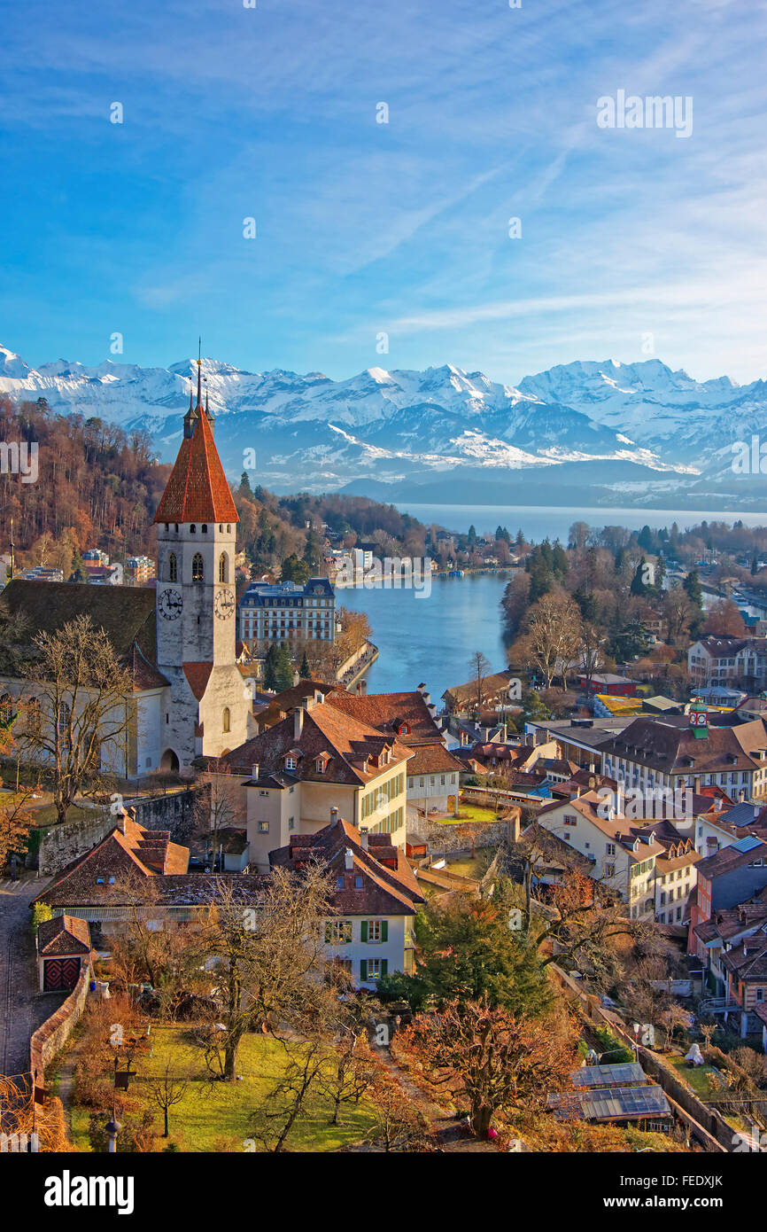 Panorama von Thun Stadt und Kirche mit Alpen und Thunersee. Thun ist ...