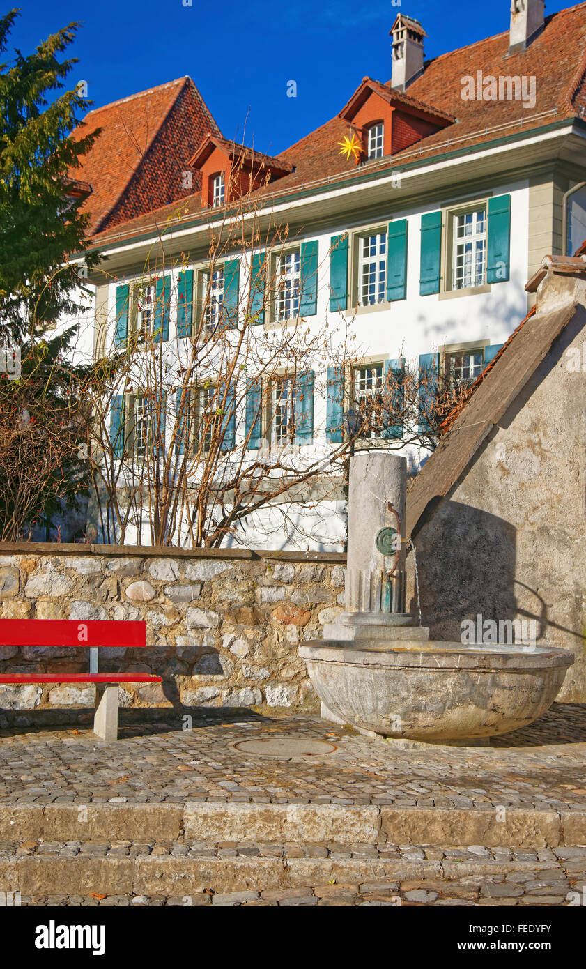 Straße-Brunnen in der Altstadt von Thun. Thun ist eine Stadt im ...