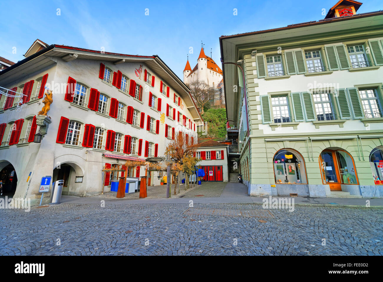 Schloss Thun über dem Rathausplatz in der Altstadt von Thun. Schloss ...