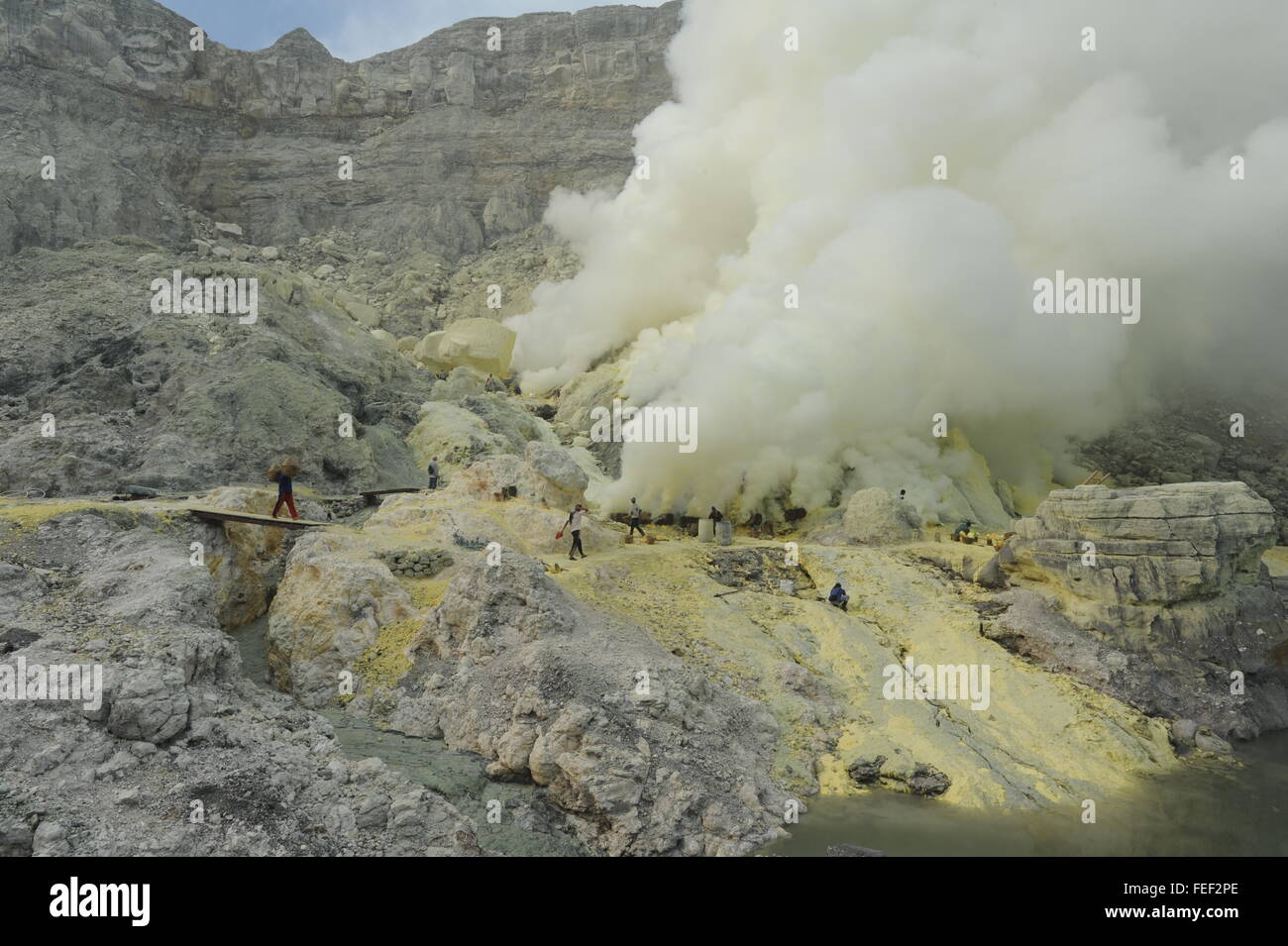 Menschen sammeln Schwefel aus dem Krater des Vulkans Ijen auf der Insel ...