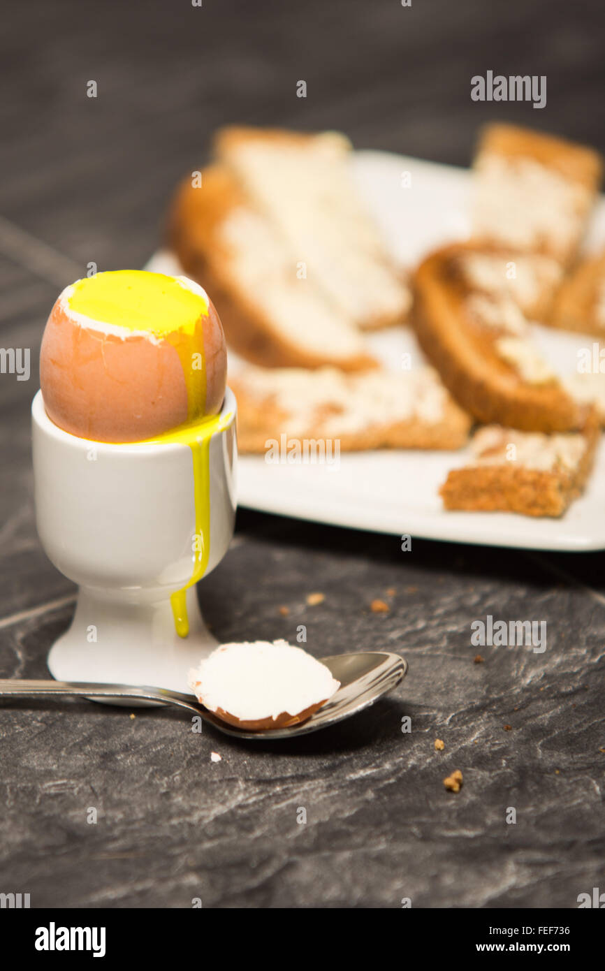 Gekochtes Ei-Frühstück mit Toast Soldaten Stockfotografie - Alamy