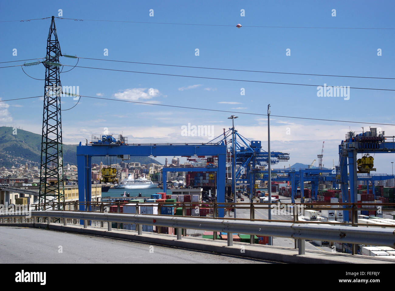Container terminal genoa -Fotos und -Bildmaterial in hoher Auflösung ...
