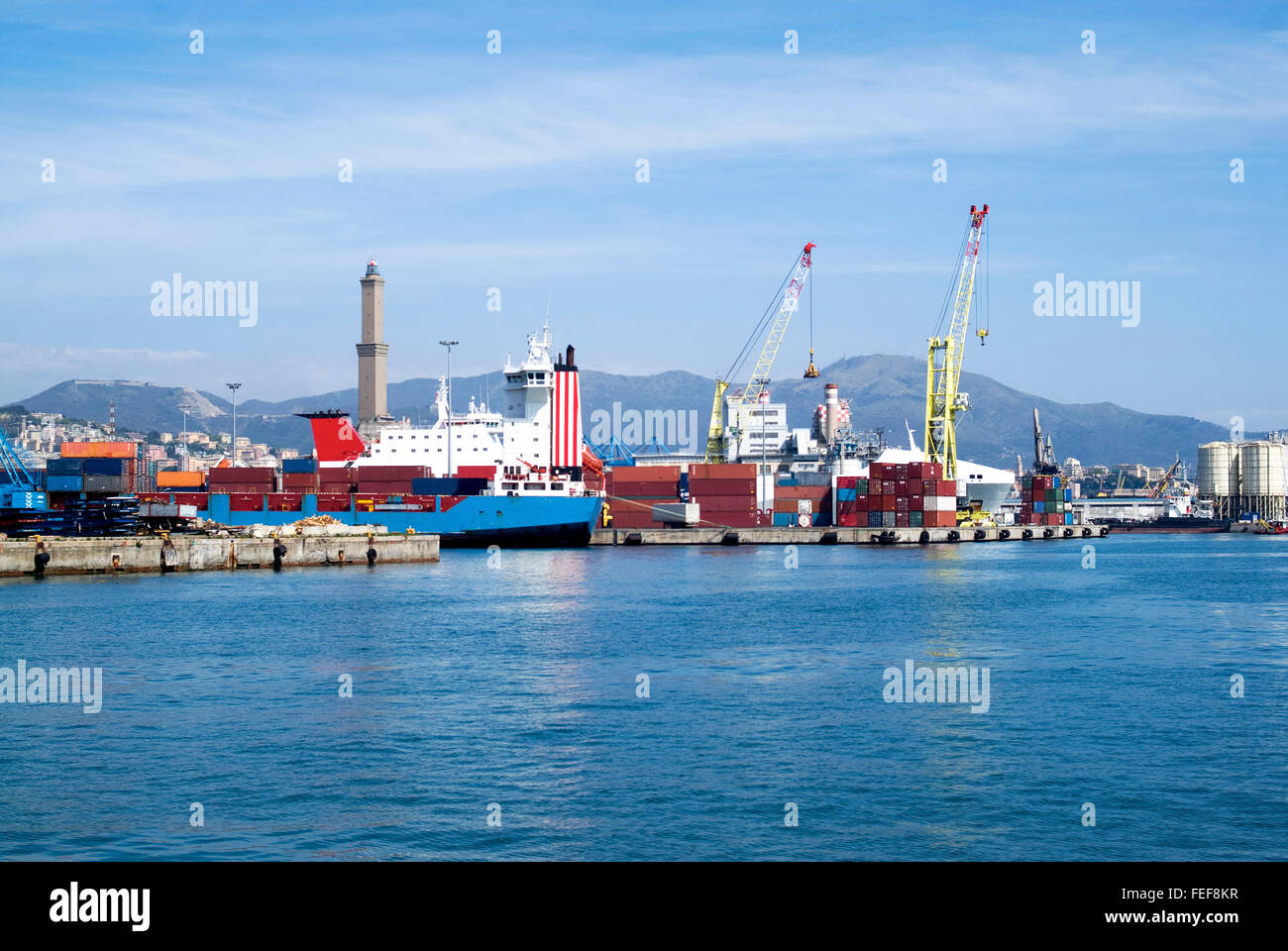 Container terminal genoa -Fotos und -Bildmaterial in hoher Auflösung ...