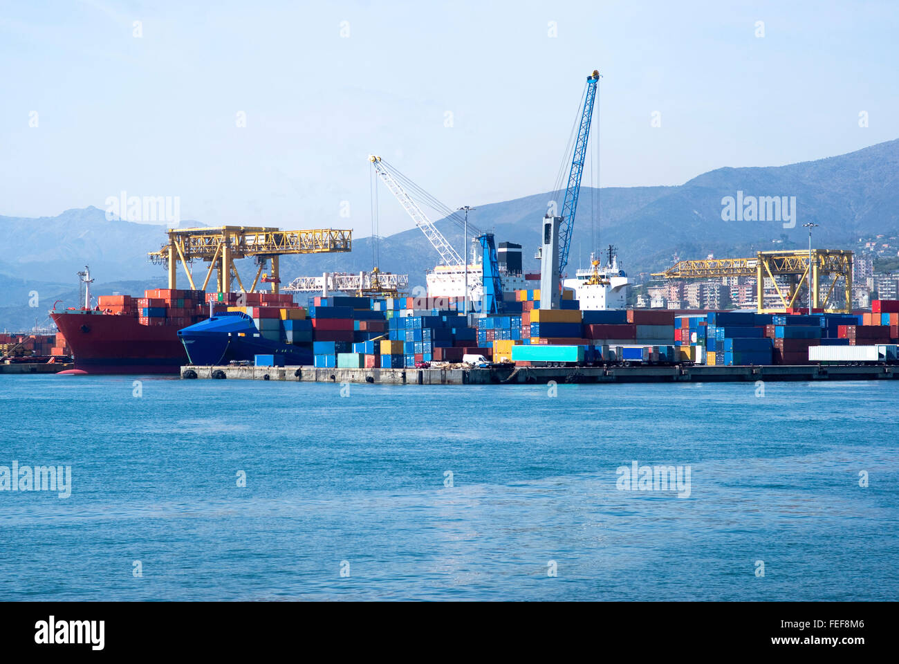 Container terminal genoa -Fotos und -Bildmaterial in hoher Auflösung ...