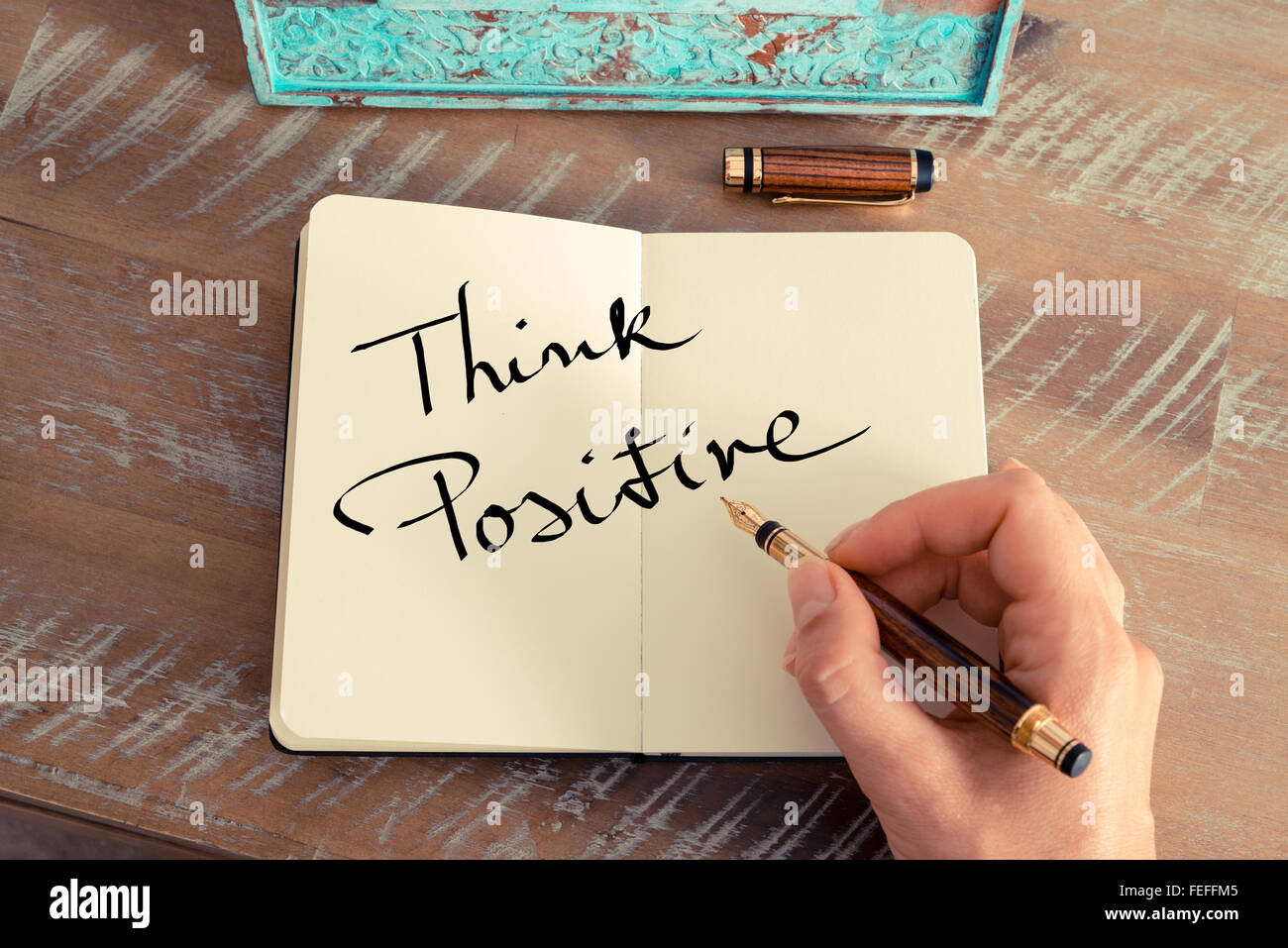 Retro-Effekt und getönten Bild einer Frau hand schreiben eine Notiz mit ...