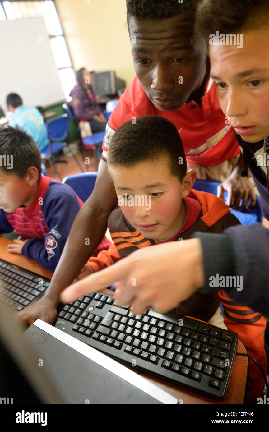 Jugendliche am computer -Fotos und -Bildmaterial in hoher Auflösung – Alamy
