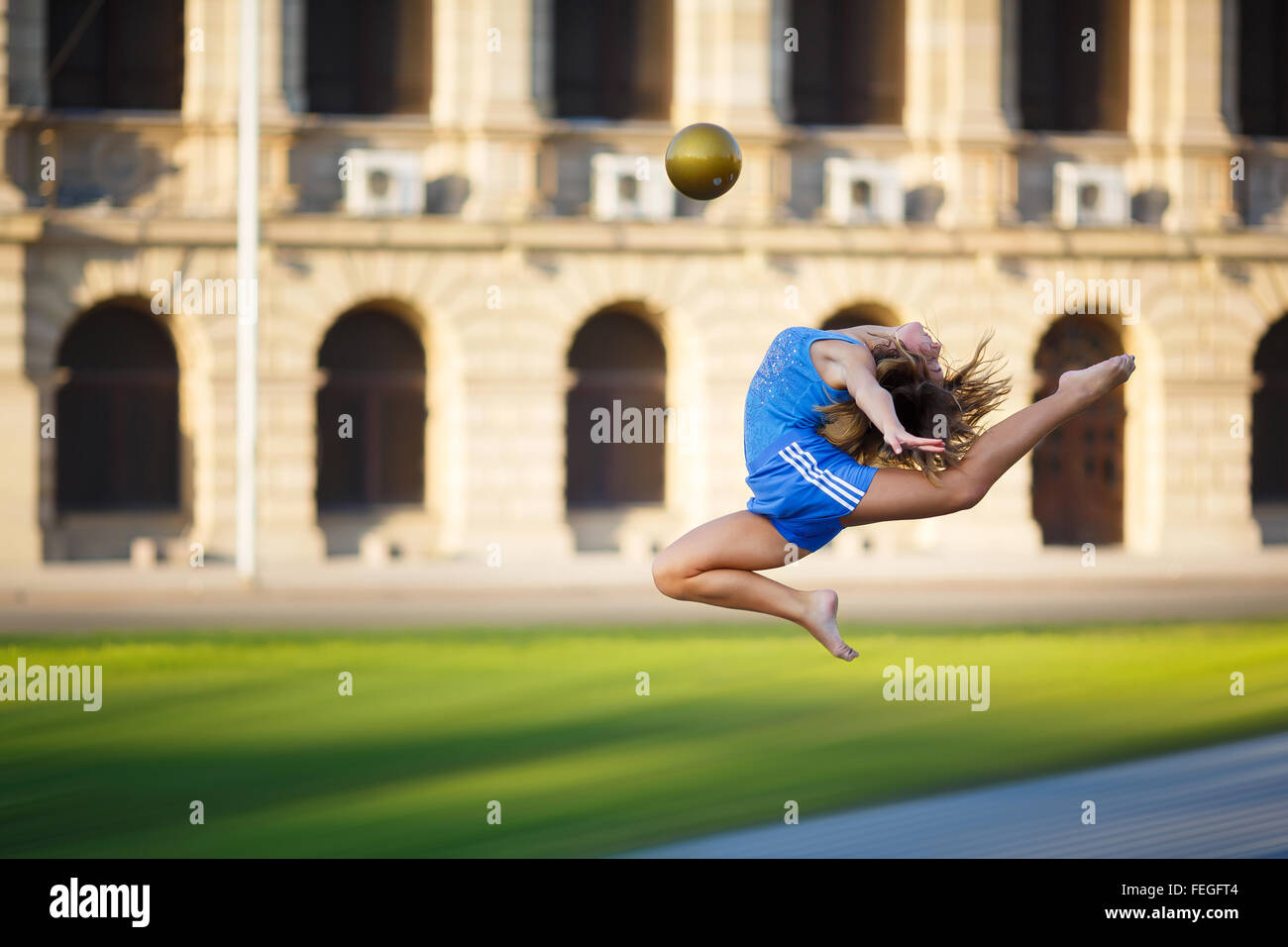 Akrobatischer sprung -Fotos und -Bildmaterial in hoher Auflösung – Alamy