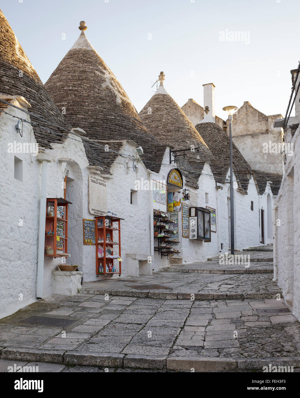Typische Trulli mit Geschäften in Alberobello, Apulien, Italien ...