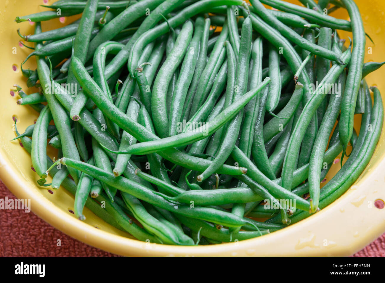 Frische grüne Bohnen in Sieb Stockfotografie - Alamy
