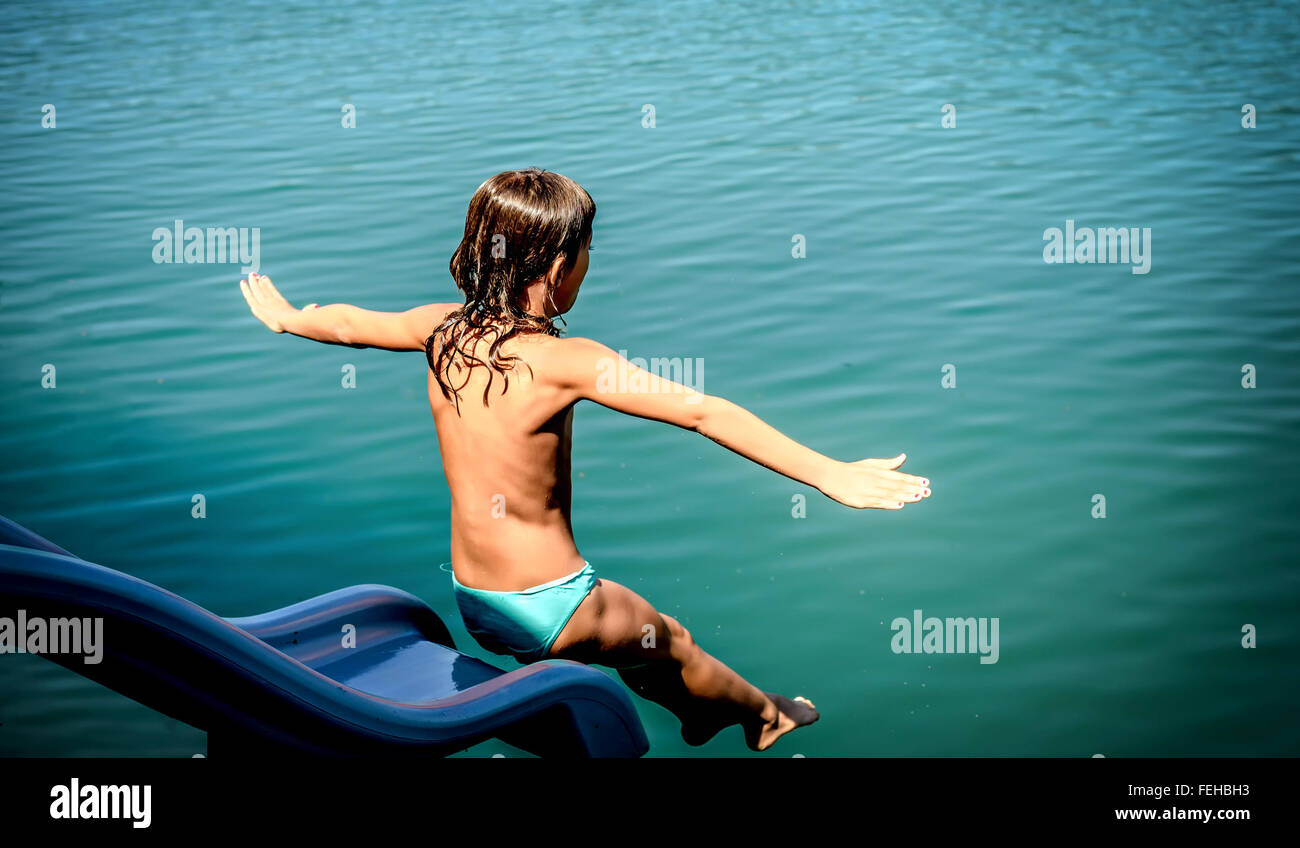 Mädchen Ins Wasser Springen Fotos Und Bildmaterial In Hoher Auflösung