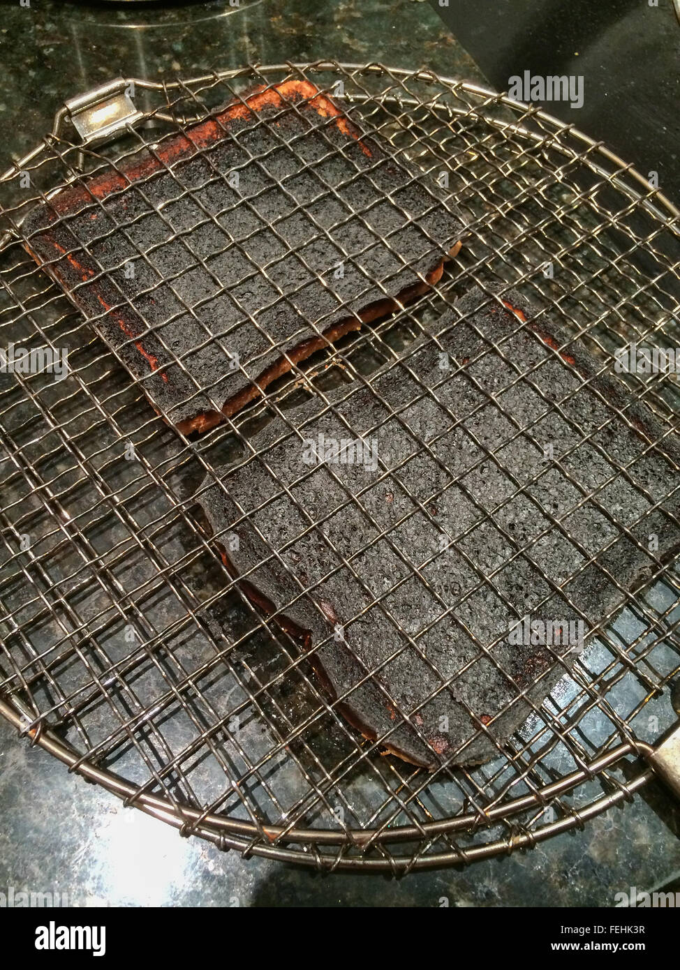 Verbranntem Toast in ein Rack Toasten Aga Stockfotografie - Alamy