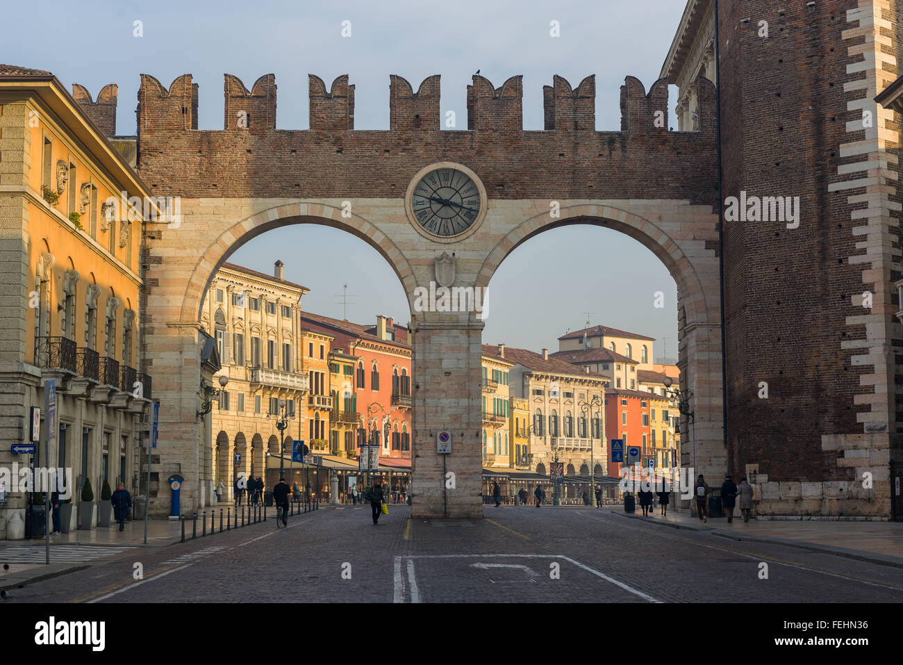 Die mittelalterlichen Porta Nuova, Tor in der Altstadt von Verona ...