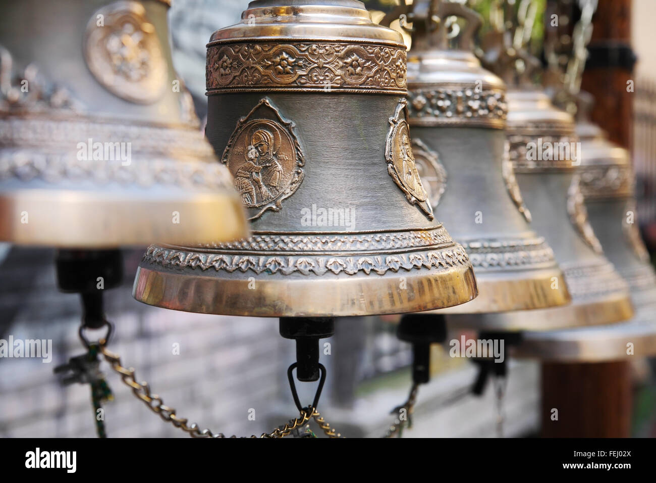Kette von glocken -Fotos und -Bildmaterial in hoher Auflösung – Alamy