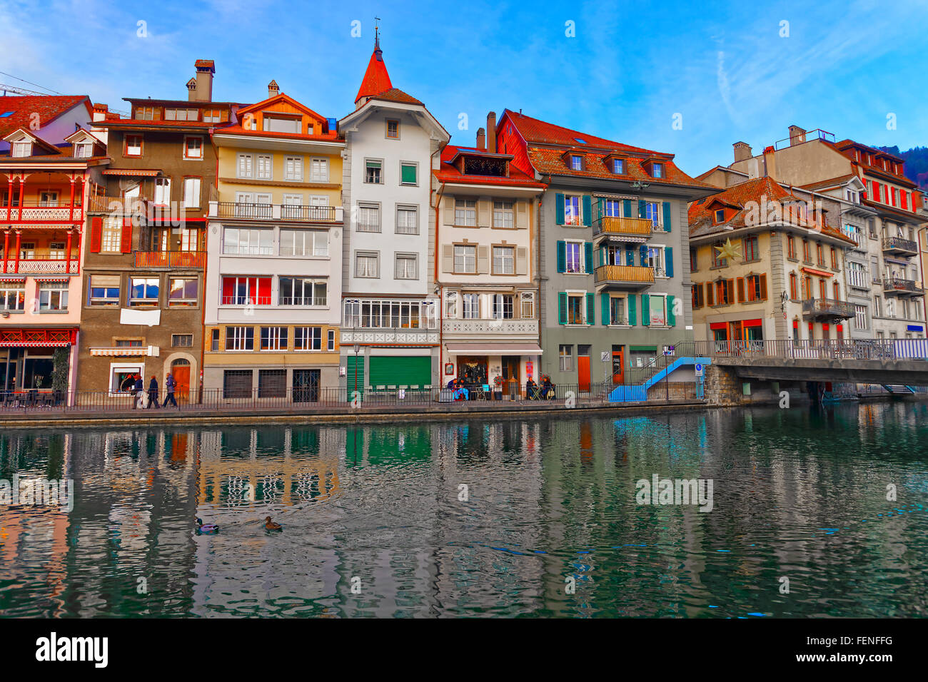 Alte Häuser auf dem Damm in der Altstadt von Thun in der Schweiz. Thun ...