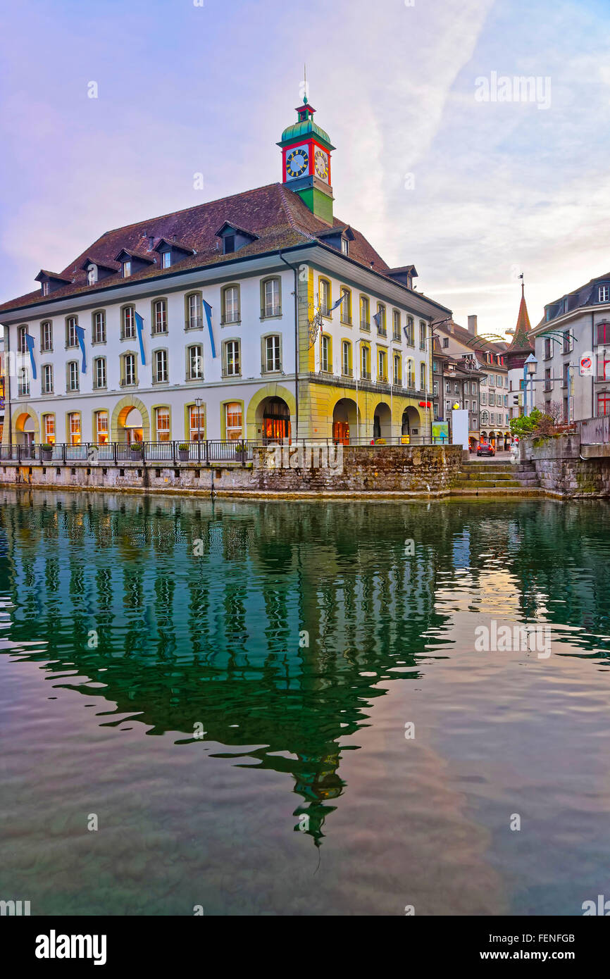 Gebäude mit einem Glockenturm in Böschung Thun Altstadt. Thun ist eine ...