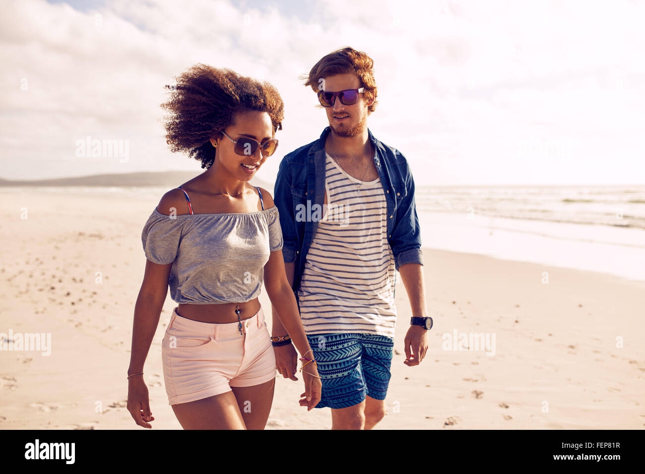 Paar Spaziergang Strand Stockfotos und -bilder Kaufen - Alamy