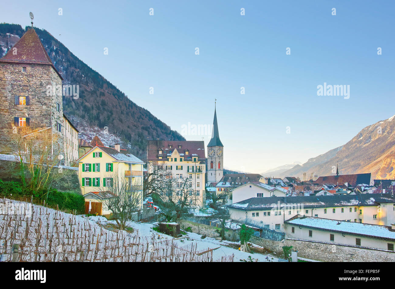 CHUR, Schweiz - 5. Januar 2015: St Martin Church und Weinberg in Chur ...