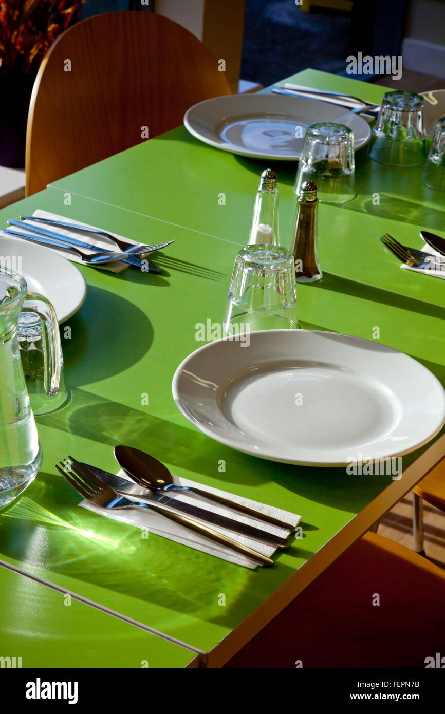 Cafe Tisch gedeckt für ein Essen mit Messer Gabeln und Löffel Weißware ...