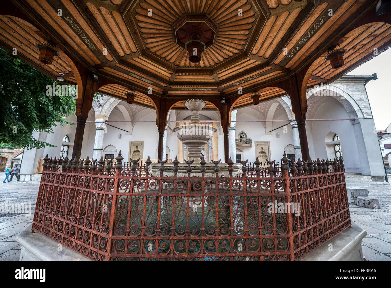 Shadirvan Brunnen im Hof des Gazi-Husrev-beg-Moschee in Sarajevo, die ...