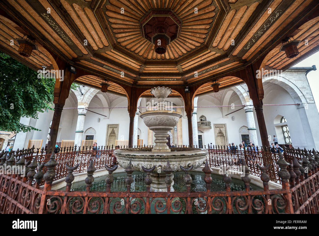Shadirvan Brunnen im Hof des Gazi-Husrev-beg-Moschee in Sarajevo, die ...
