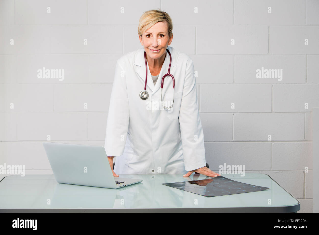 Woman doctor -Fotos und -Bildmaterial in hoher Auflösung – Alamy