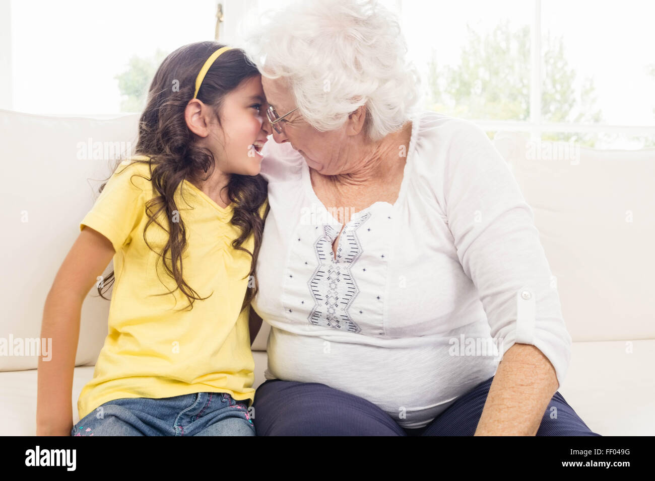 Enkelin schaut auf ihre -Fotos und -Bildmaterial in hoher Auflösung – Alamy