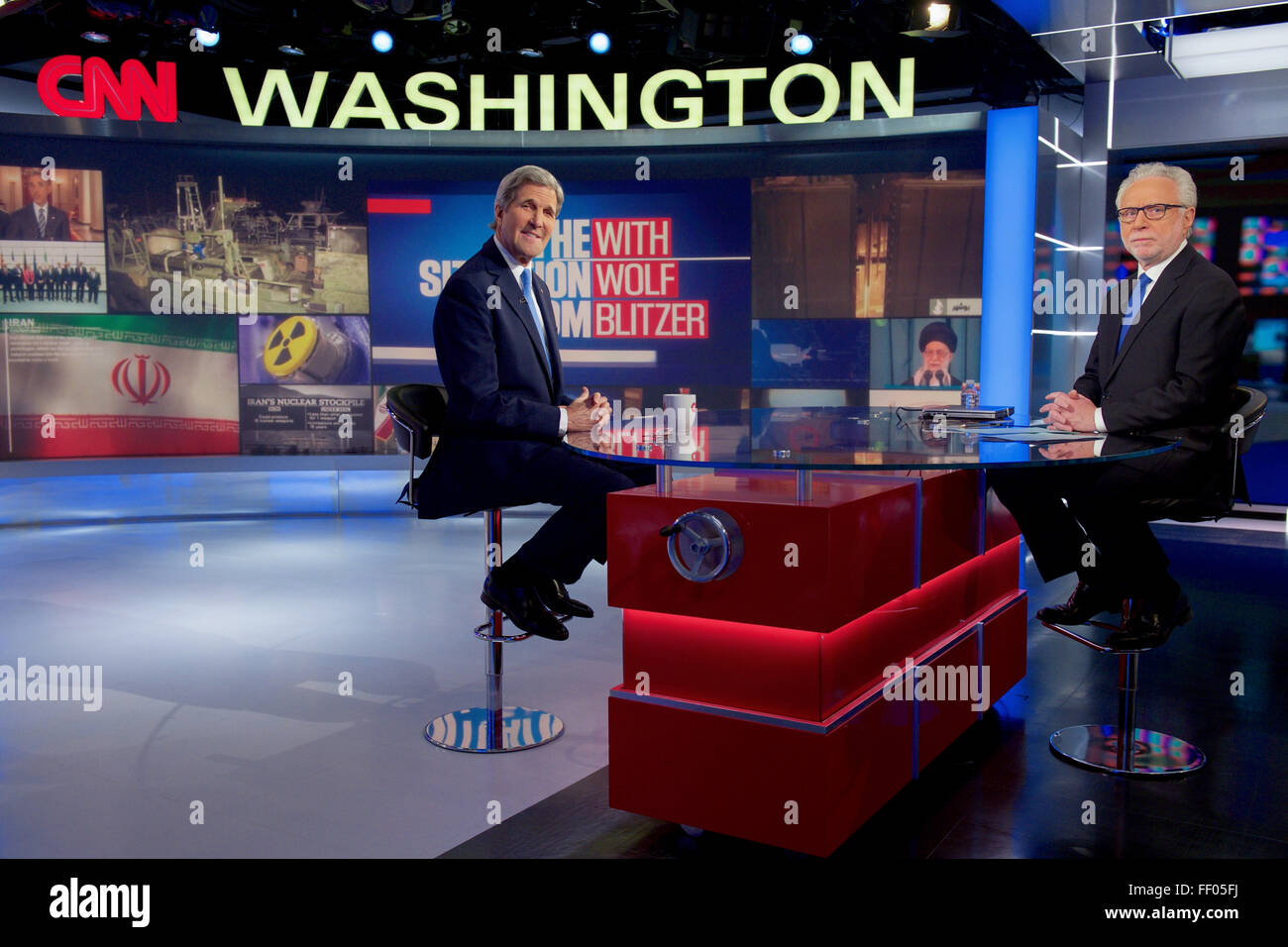 Secretary Kerry sitzt mit CNN Blitzer vor Taping Interview in Luft auf ...