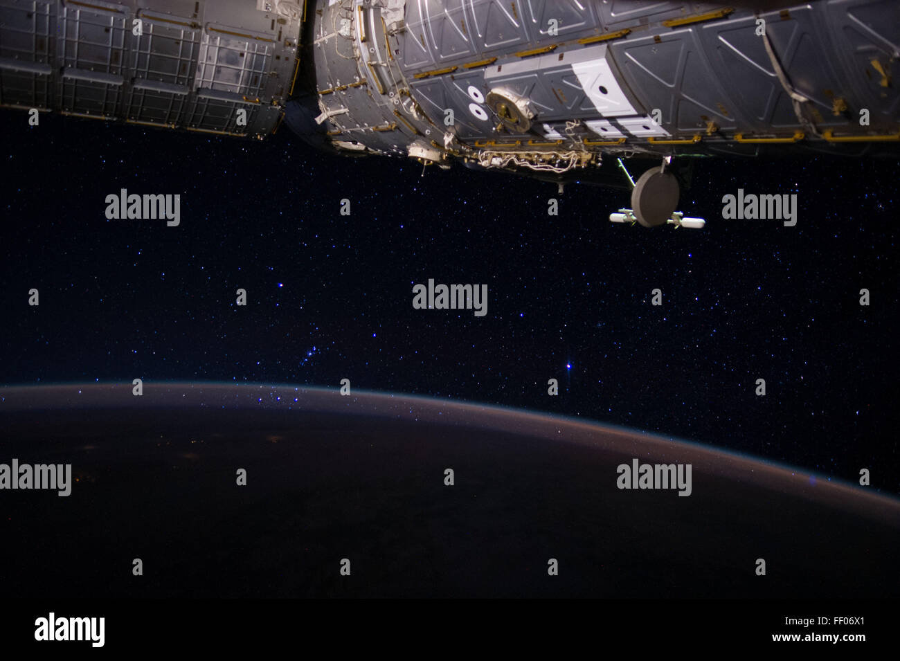 Die NASA-Raumsonde Orion, die über der Erde aufsteigt, zeigt ihr Design ...