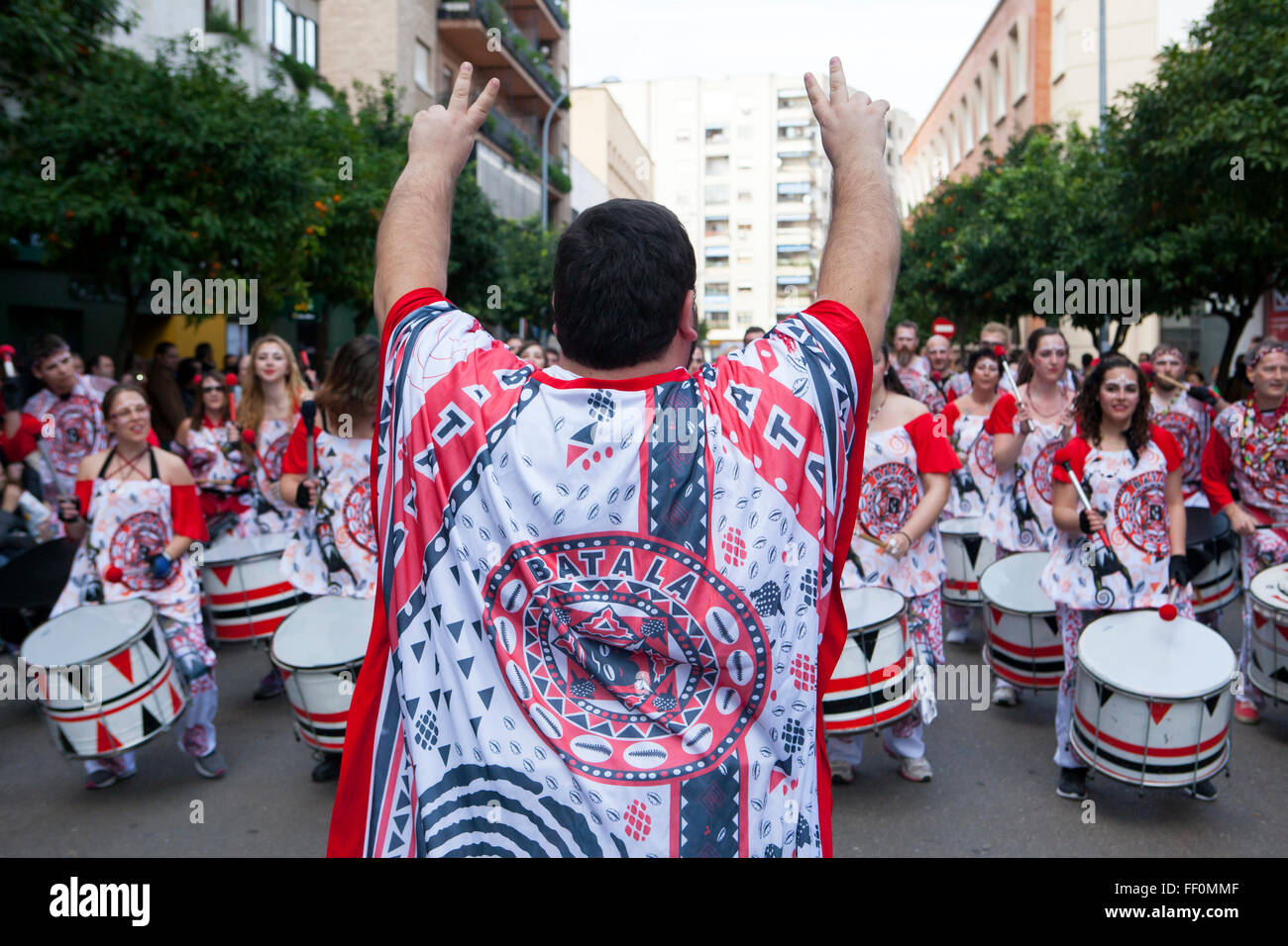 BADAJOZ, Spanien, Februar 7: Trommler aus Batala Band führen in der ...
