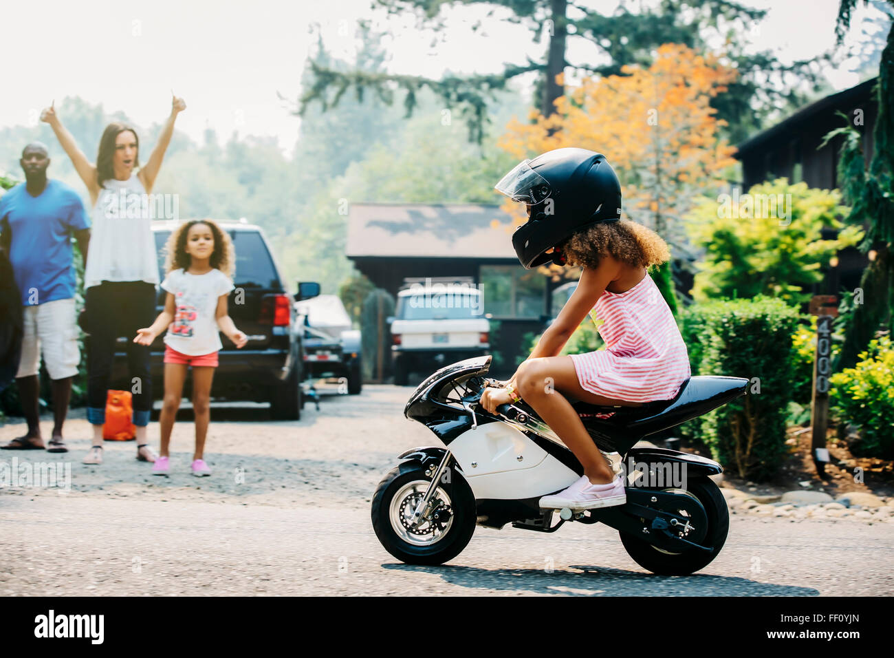 Kinder motorrad fahren -Fotos und -Bildmaterial in hoher Auflösung – Alamy