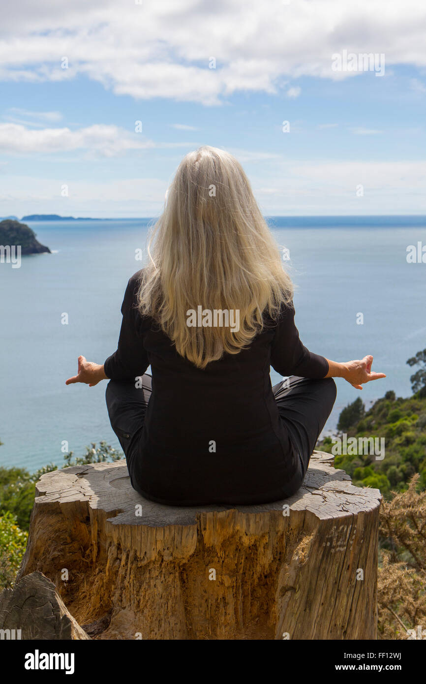 Frau auf der klippe -Fotos und -Bildmaterial in hoher Auflösung – Alamy