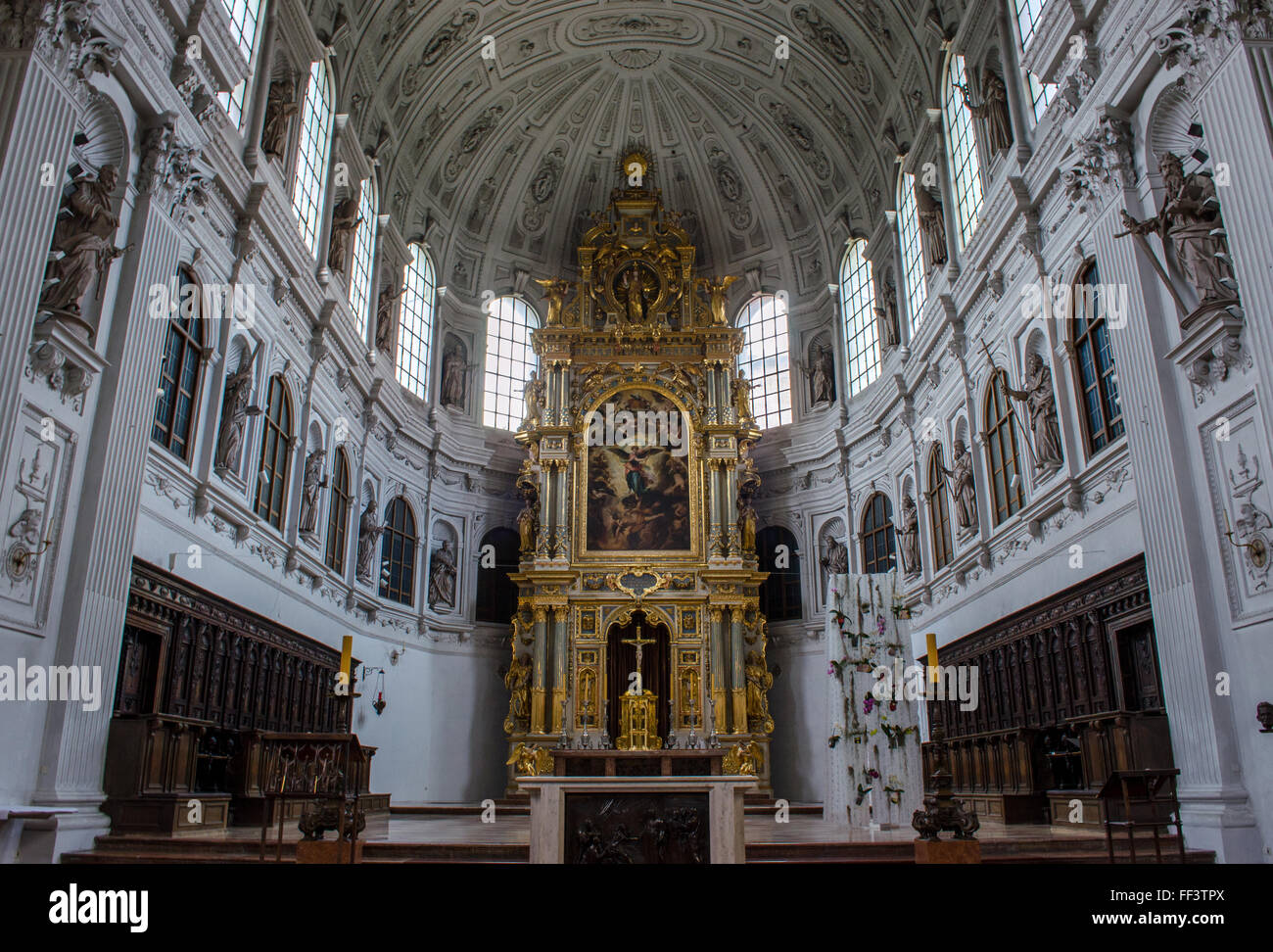 St. Michael Kirche. München, Deutschland. Ein Blick auf den Altar und ...