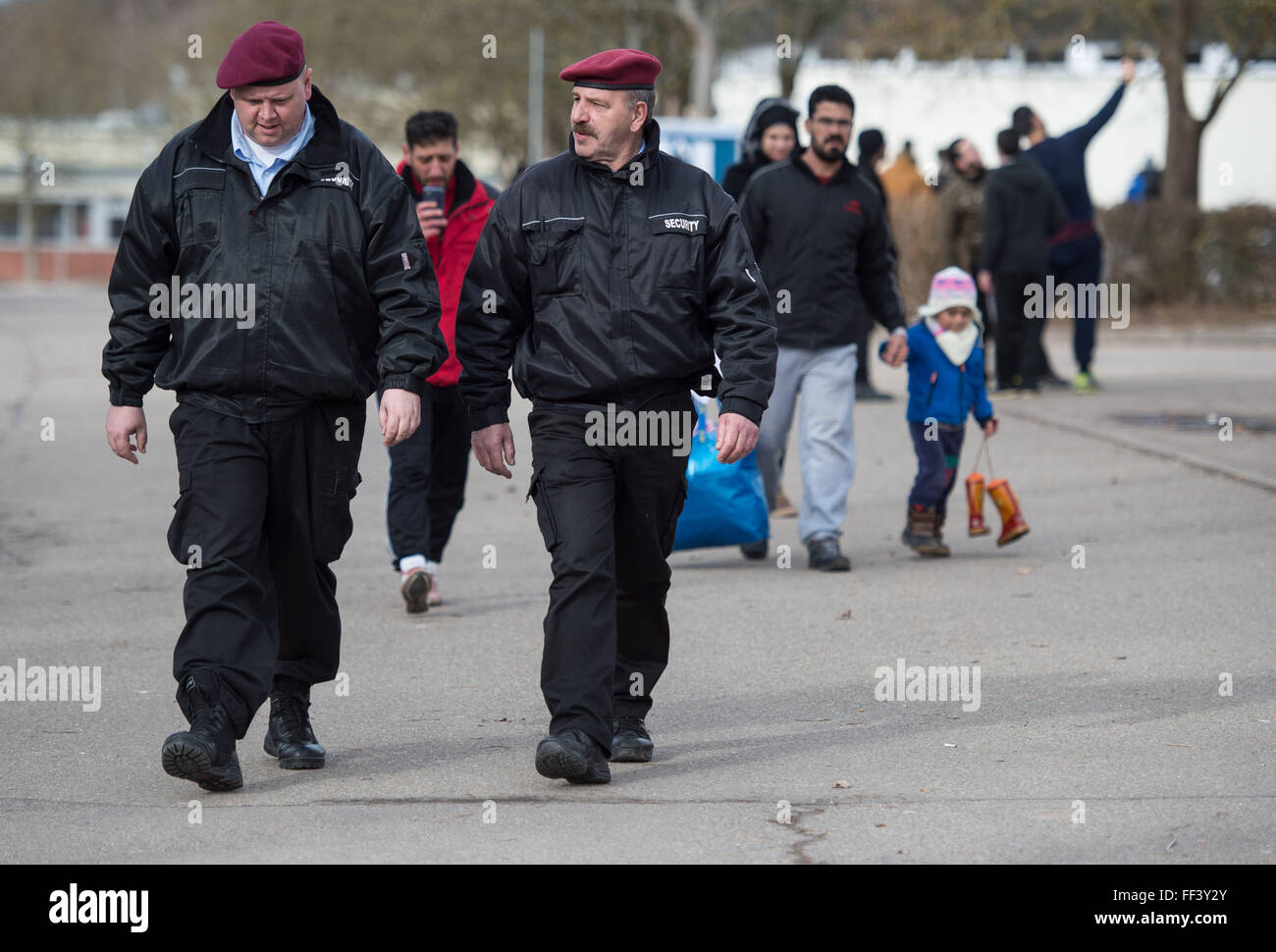 Norman Schmidt (L) und Werner Baestle, Wachleute mit Siba Security GmbH ...
