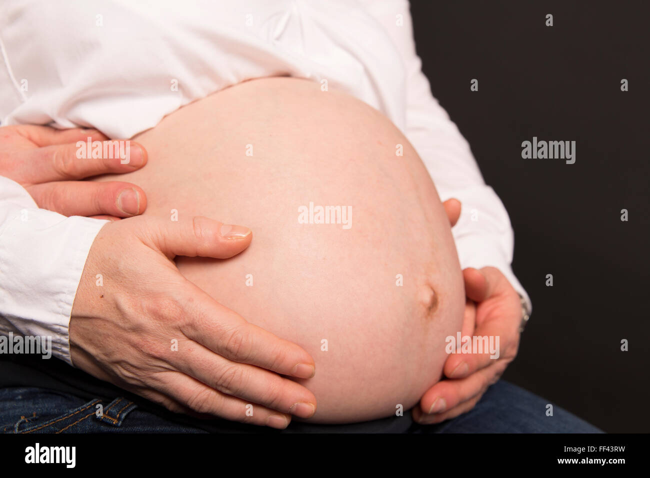 Baby warten. Senior Vater 50 Jahre alt und Reife Mutter 44 ...