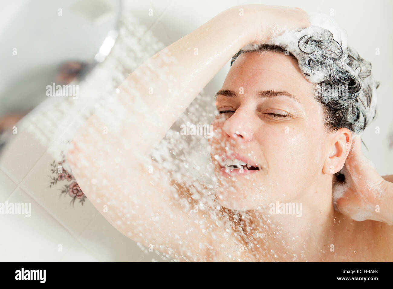 Dame beim duschen -Fotos und -Bildmaterial in hoher Auflösung – Alamy