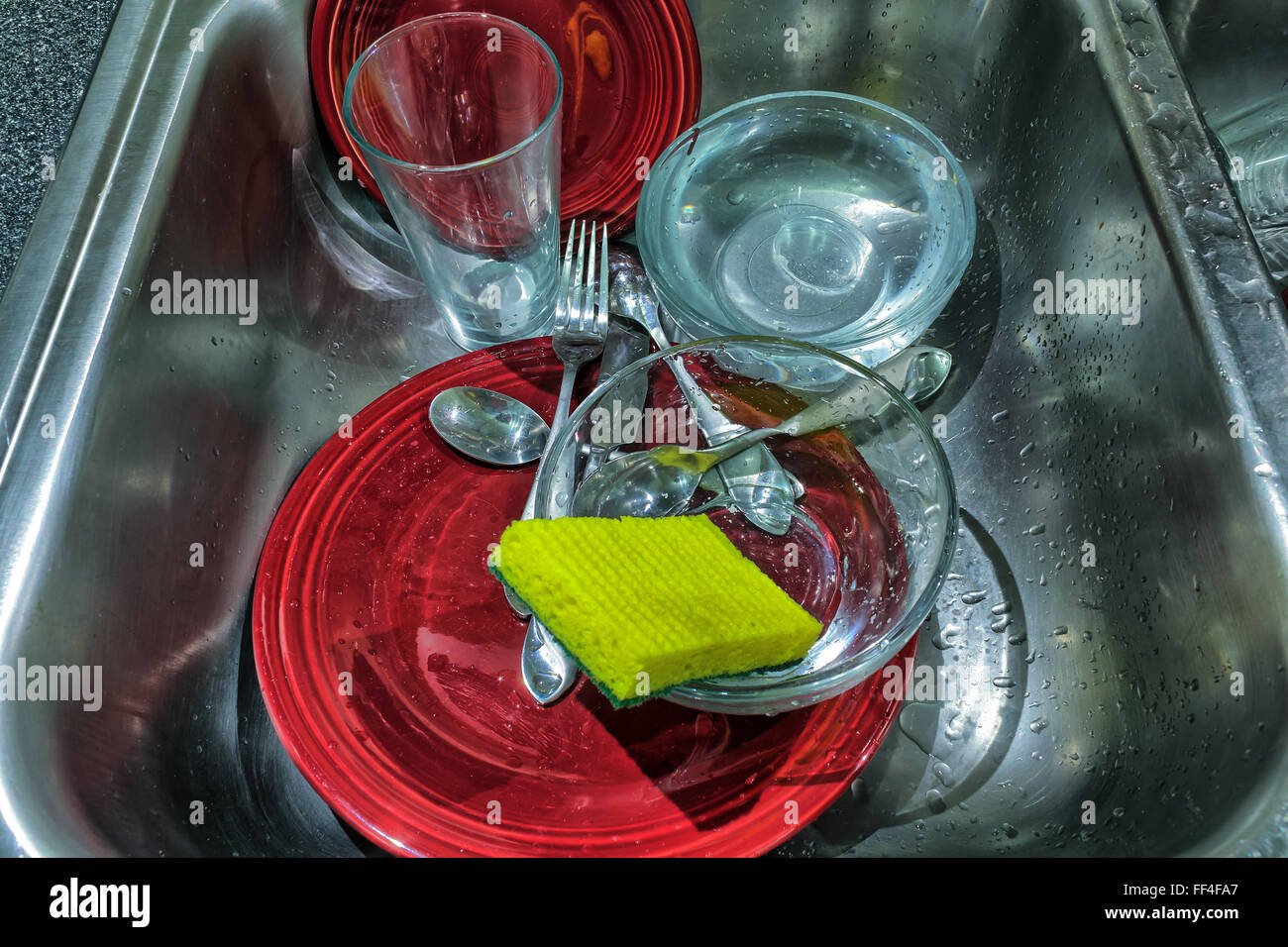Mann geschirr teller waschen -Fotos und -Bildmaterial in hoher ...