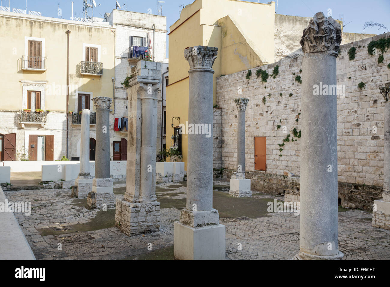 Piazzetta Santa Maria del Buon Consiglio mit Resten der Kirche, Bari ...