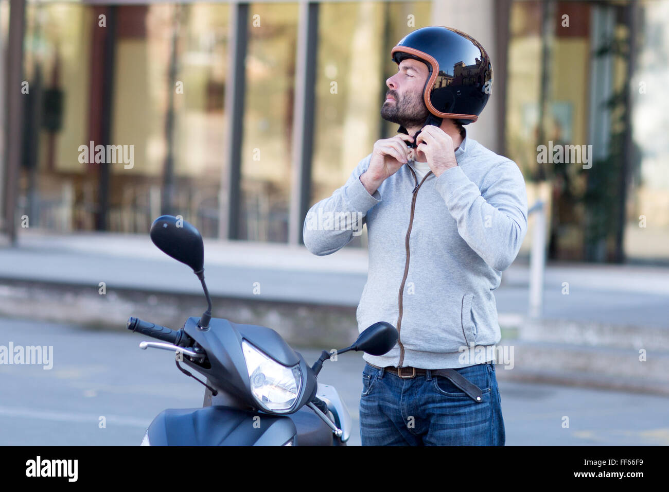 Helm abziehen -Fotos und -Bildmaterial in hoher Auflösung – Alamy