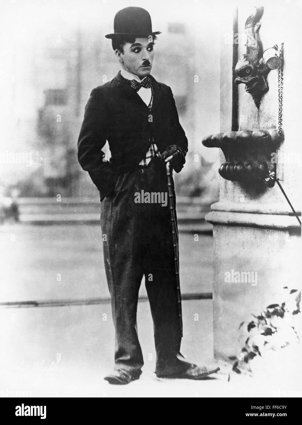 CHARLIE CHAPLIN: Der TRAMP. / nCharlie Chaplin als Charlie, "The Tramp ...