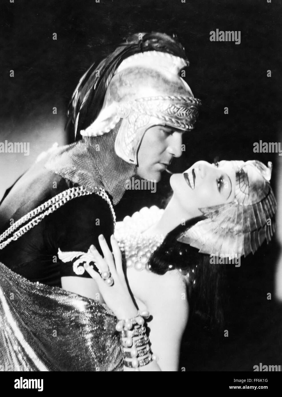 FILM: CLEOPATRA, 1934. /nClaudette Colbert als Cleopatra und Henry Wilcoxon als Marc Antony in ...