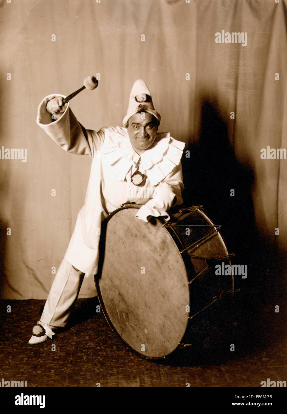 ENRICO CARUSO (1873 – 1921). /nItalian Tenor. Fotografiert/Ndressed als ...